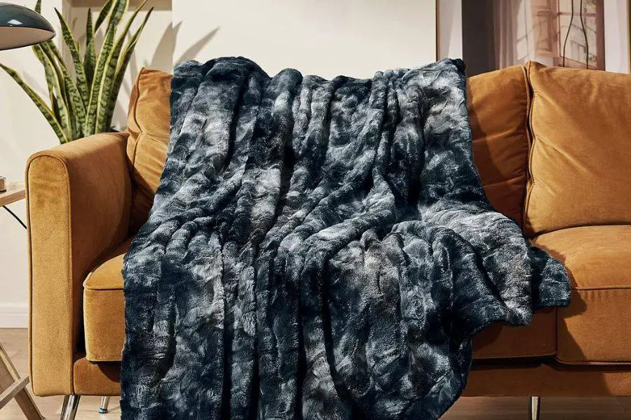 How to Make a Rabbit Fur Blanket - A Comprehensive Guide - Homestead ...